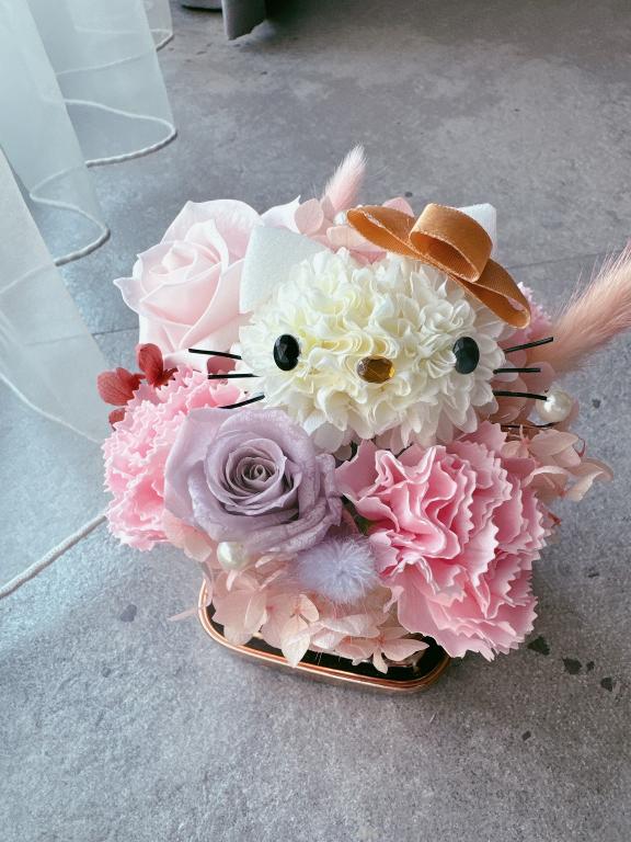 【KA Flower】Hello Kitty 情人節限量不凋桌花 浮光耀金｜新光三越 skm online｜skm online 新光三越線上官方購物平台