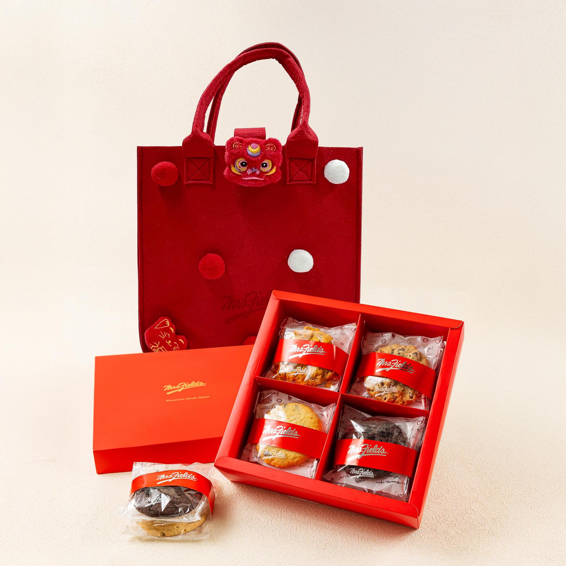 【美國菲爾斯太太餅乾】馬年限定｜費爾斯紅盒醒獅毛氈袋組 12入｜Mrs. Fields Cookies｜新光三越 skm online｜skm online 新光三越線上官方購物平台